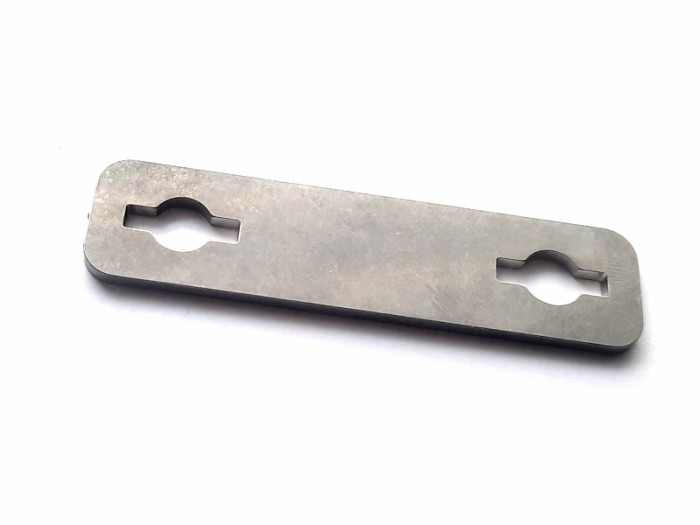 Retaining plate for selector fork